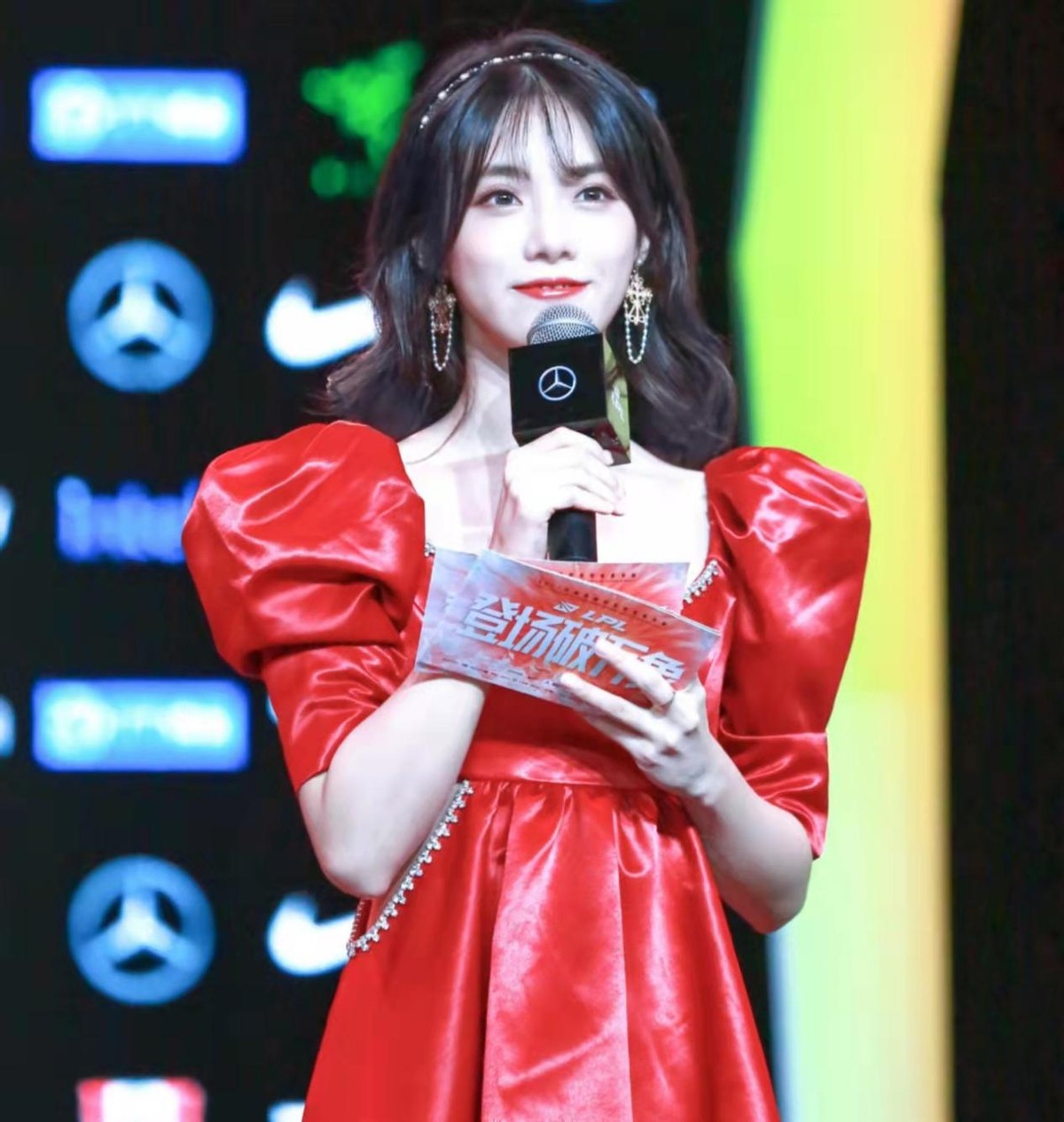 Yu Shuang is intellectual and elegant in a red dress, Rotuaner shows ...