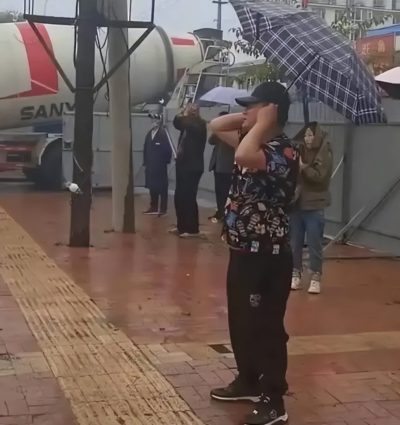 Tang Jianjun, Zhao Benshan's original successor, recently returned to his hometown to occupy his ...