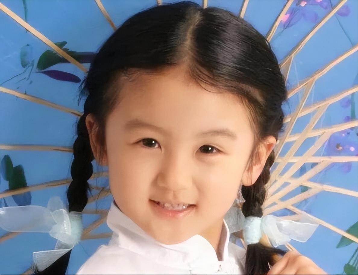 She was hugged by Jackie Chan at the Spring Festival Gala at the age of ...