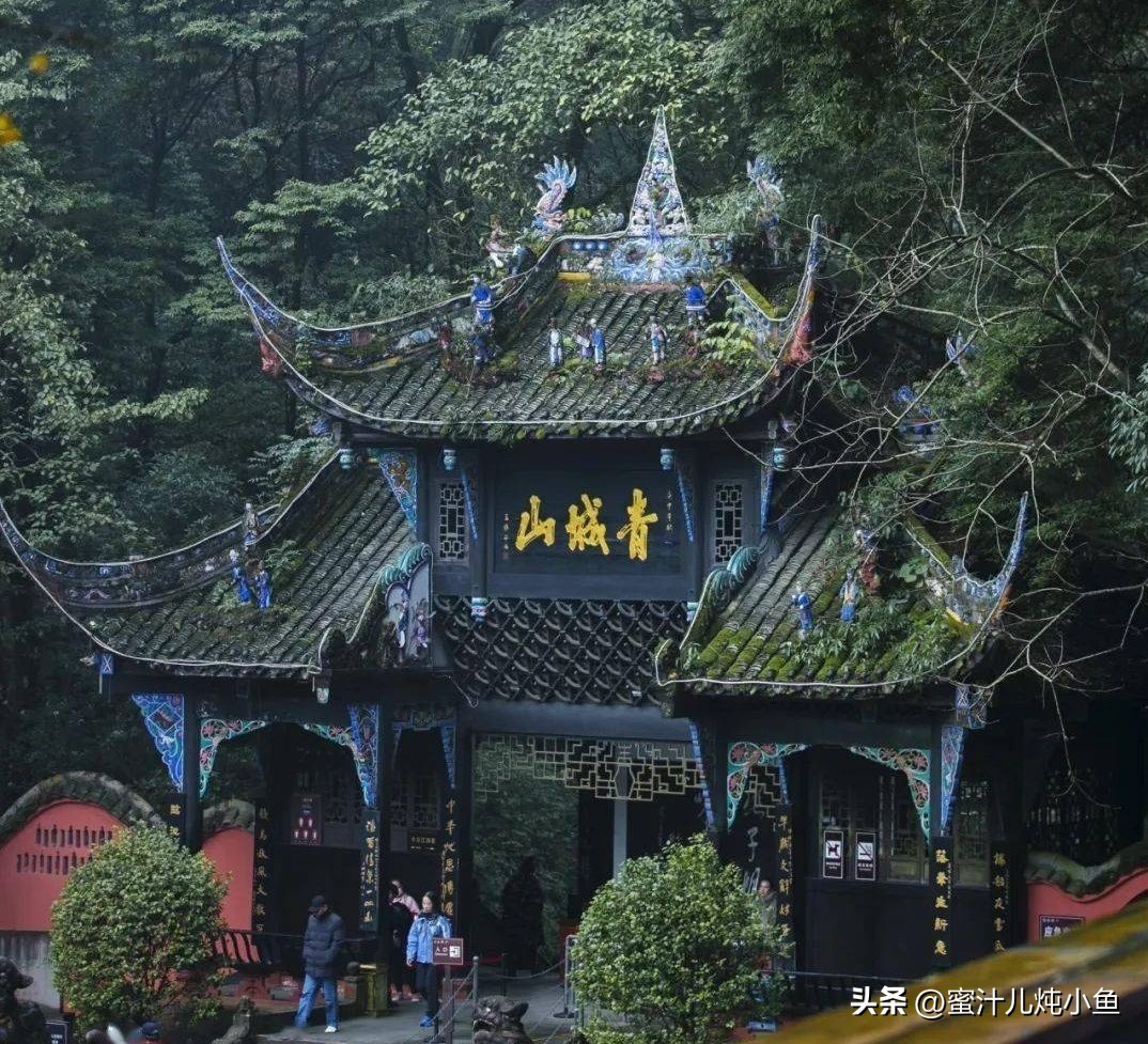 Visit Dujiangyan, climb Mount Qingcheng—two rivers and four banks, the ...