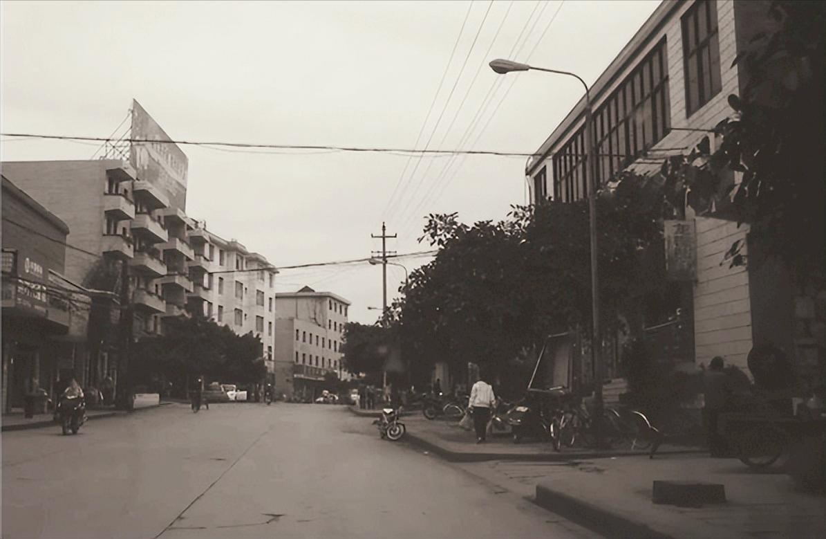 What happened in 1992?3,000 military police gathered in Pingyuan Street ...