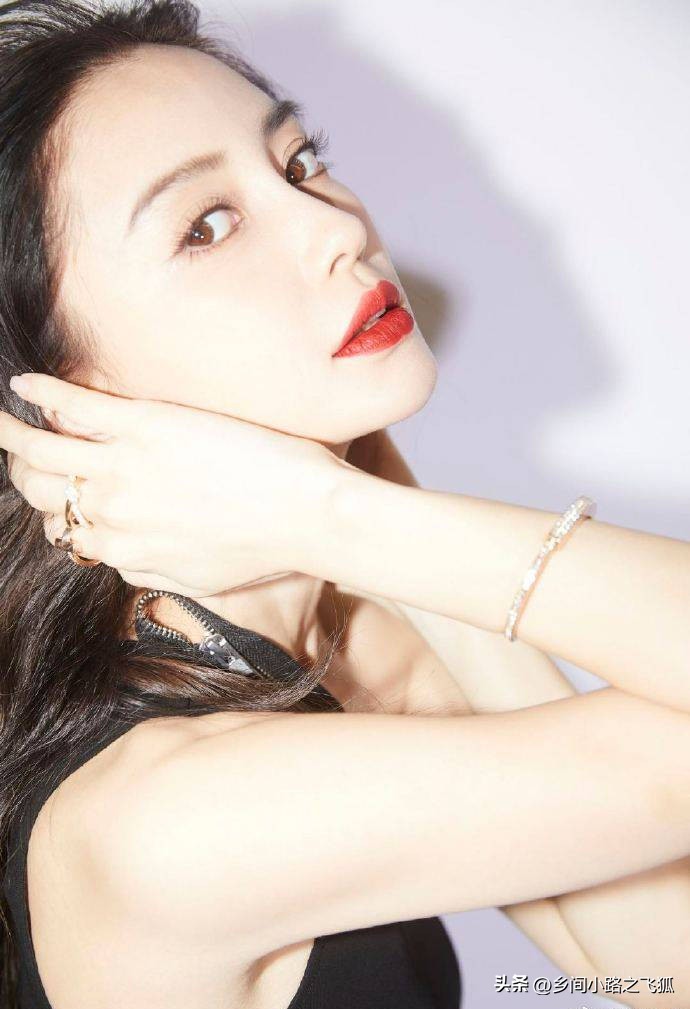 Angelababy's red lips and black dress shooting highlights show off her ...