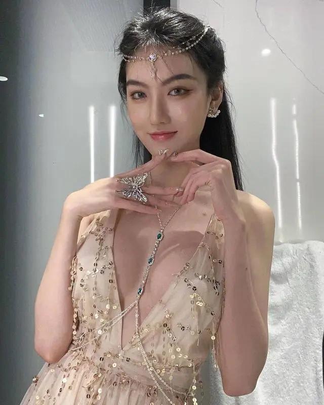 Zeng Zhiwei's embrace of a 26-year-old female model sparked heated discussions, and he responded ...