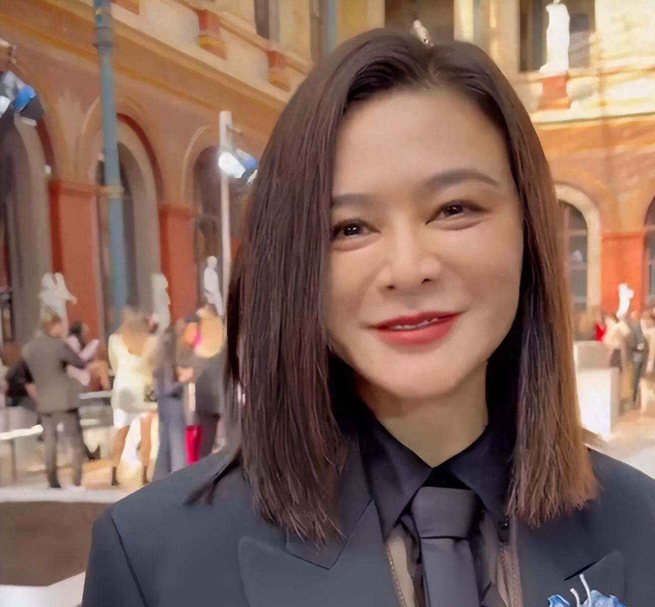 Rosamund Kwan Suddenly Appeared In Paris With Wrinkles Outlining Her Deep Eyes Showing Her
