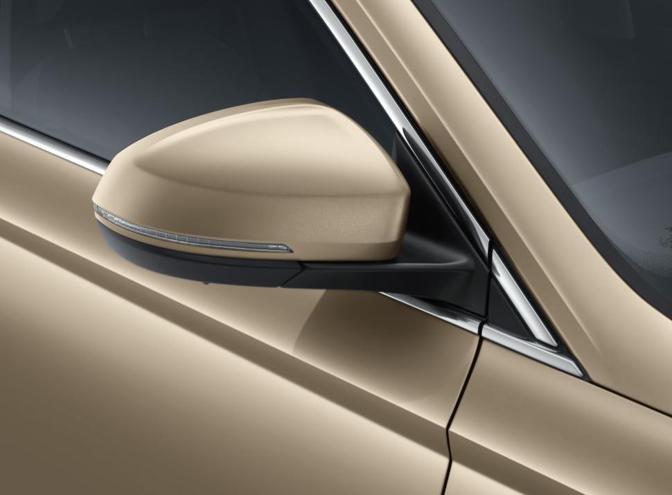 Upper and lower segmented grille design - iNEWS