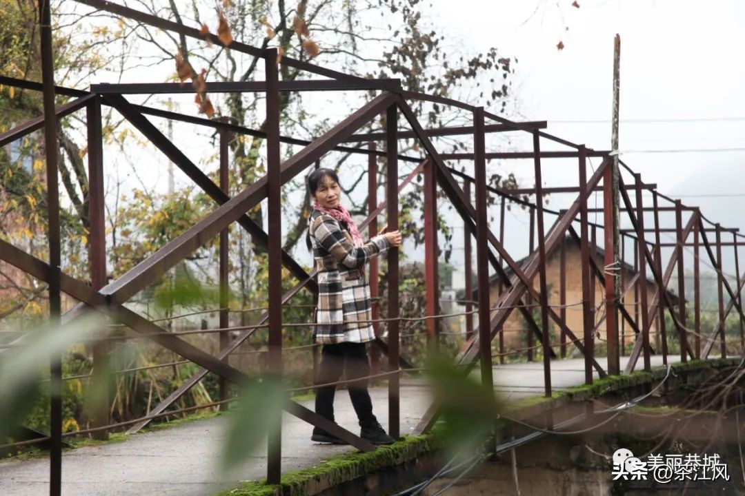 The iron bridge across the river in Ping'an Daling, Gongcheng is worth ...