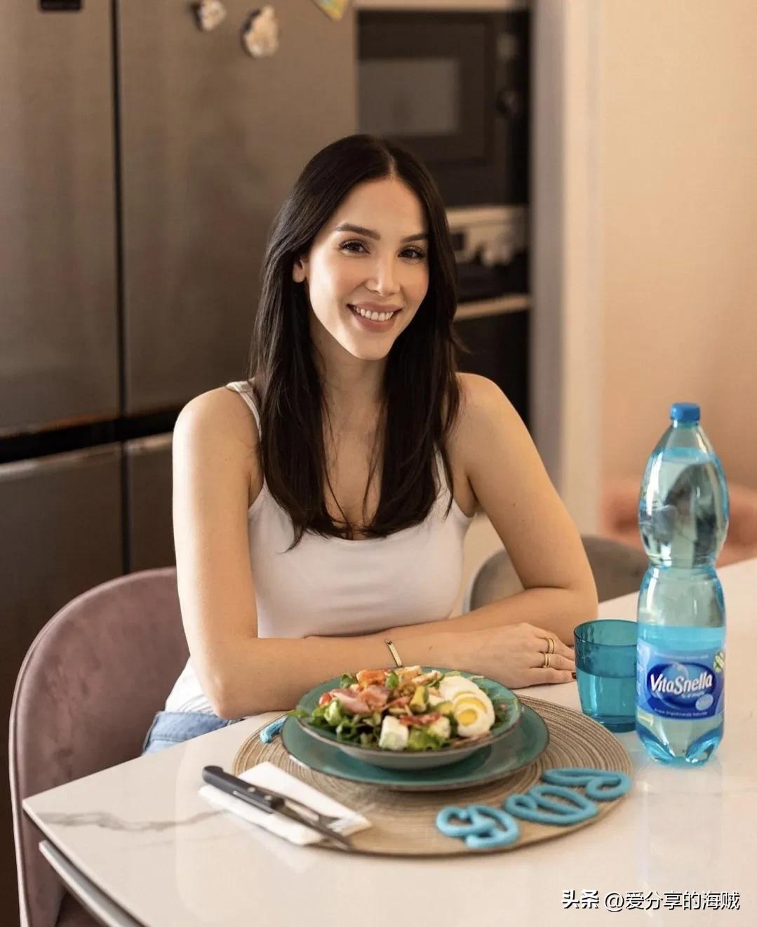 Sexy and charming Italian hostess: Paola Di Benedetto - iNEWS