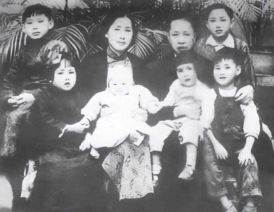 In 1942, Deng Yingchao and Ye Ting's wife took the only photo together ...