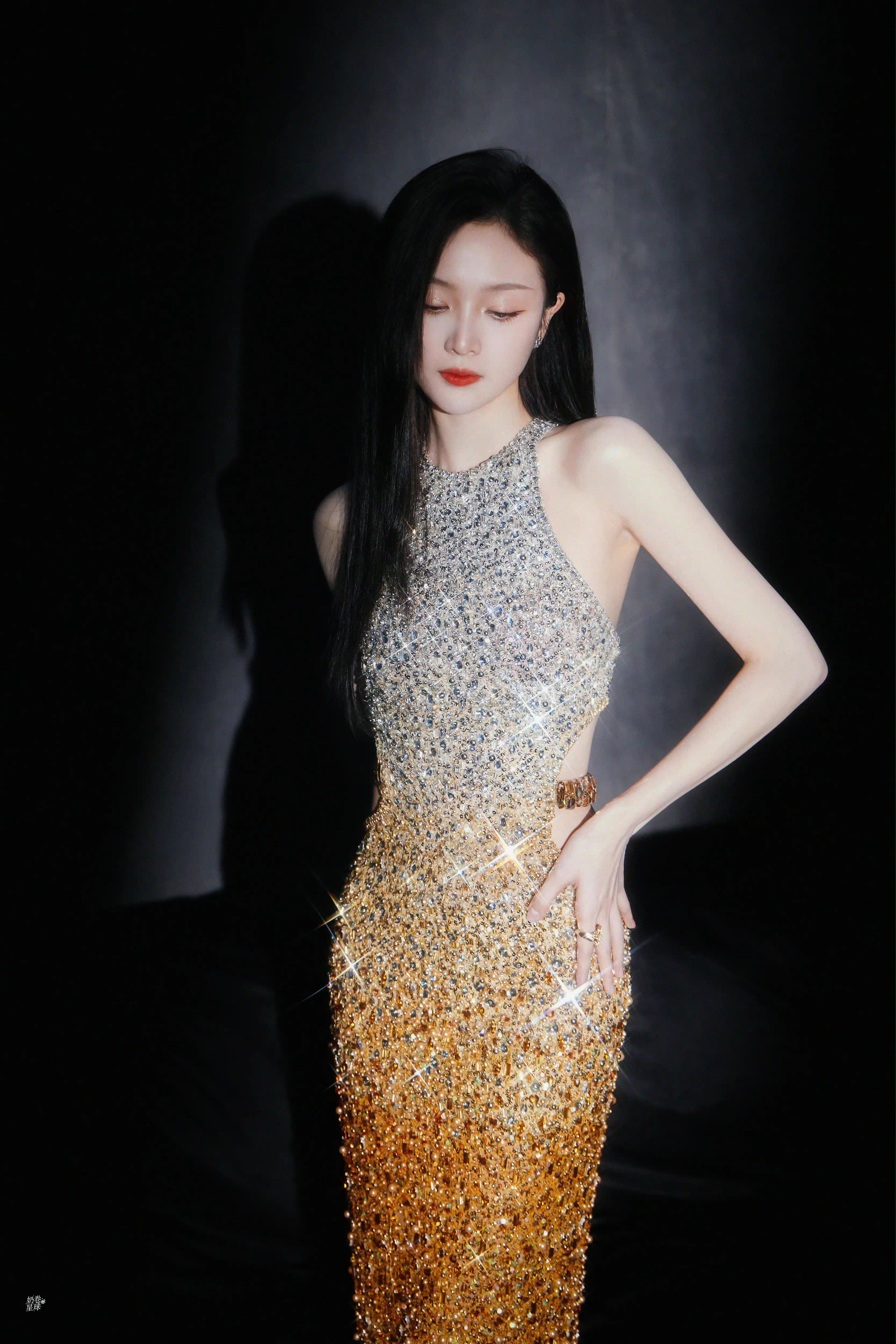 Wu Xuanyi's golden gradient diamond haute couture dress attended the ...