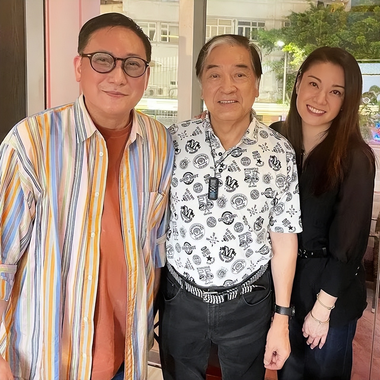 Liao Bier posted a photo of a gathering with Qin Pei in Canada - there ...