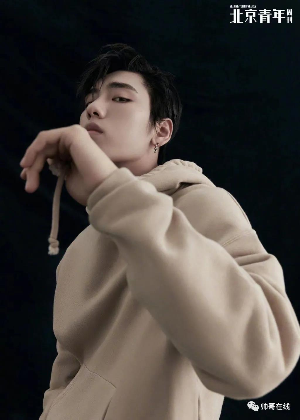 186 The long-legged and thin-muscle actor shows off his muscles for the ...