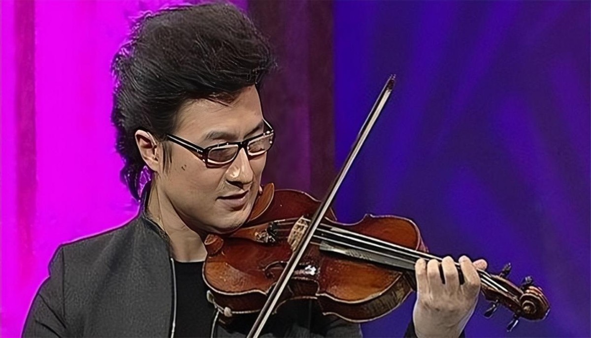 The cruel truth of the "out-of-date singer" is vividly expressed in ...