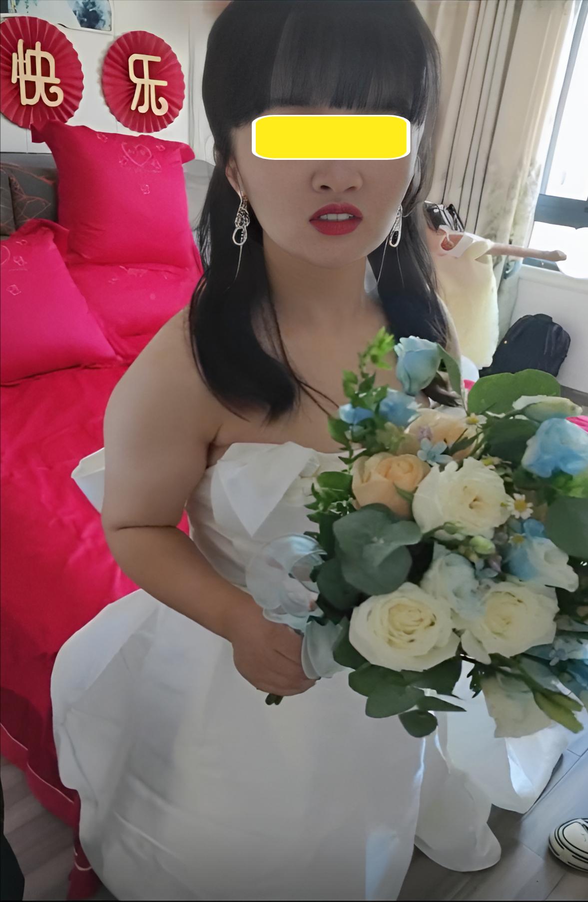 The woman wears a tube top wedding dress to get married, and the ...