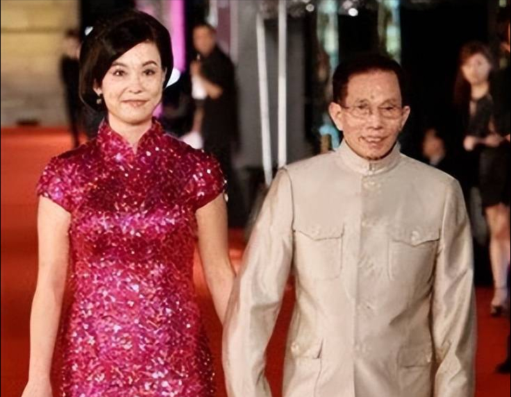 Weng Jingjing: Married to Liu Jialiang, 30 years older - iNEWS