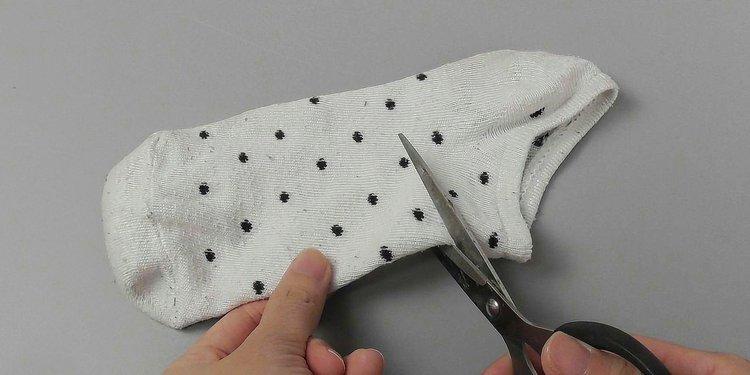 The old socks that you don't want to wear, cut a knife at the toe of ...