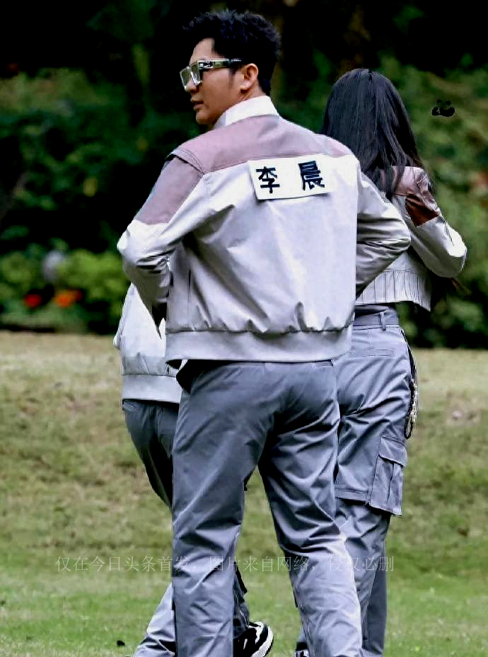 Fan Chengcheng's reaction when he heard Li Chen's voice immediately rolled his eyes. Is it true ...