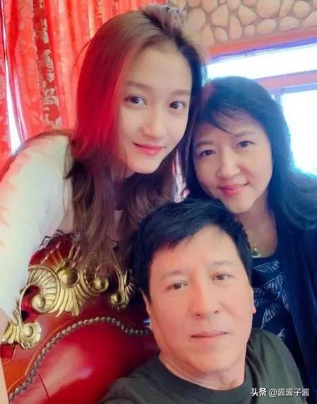 The star took a photo with his parents, Xiao Zhan and his father look ...