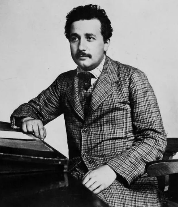 Einstein only took pictures of the "upper body"?After watching the ...