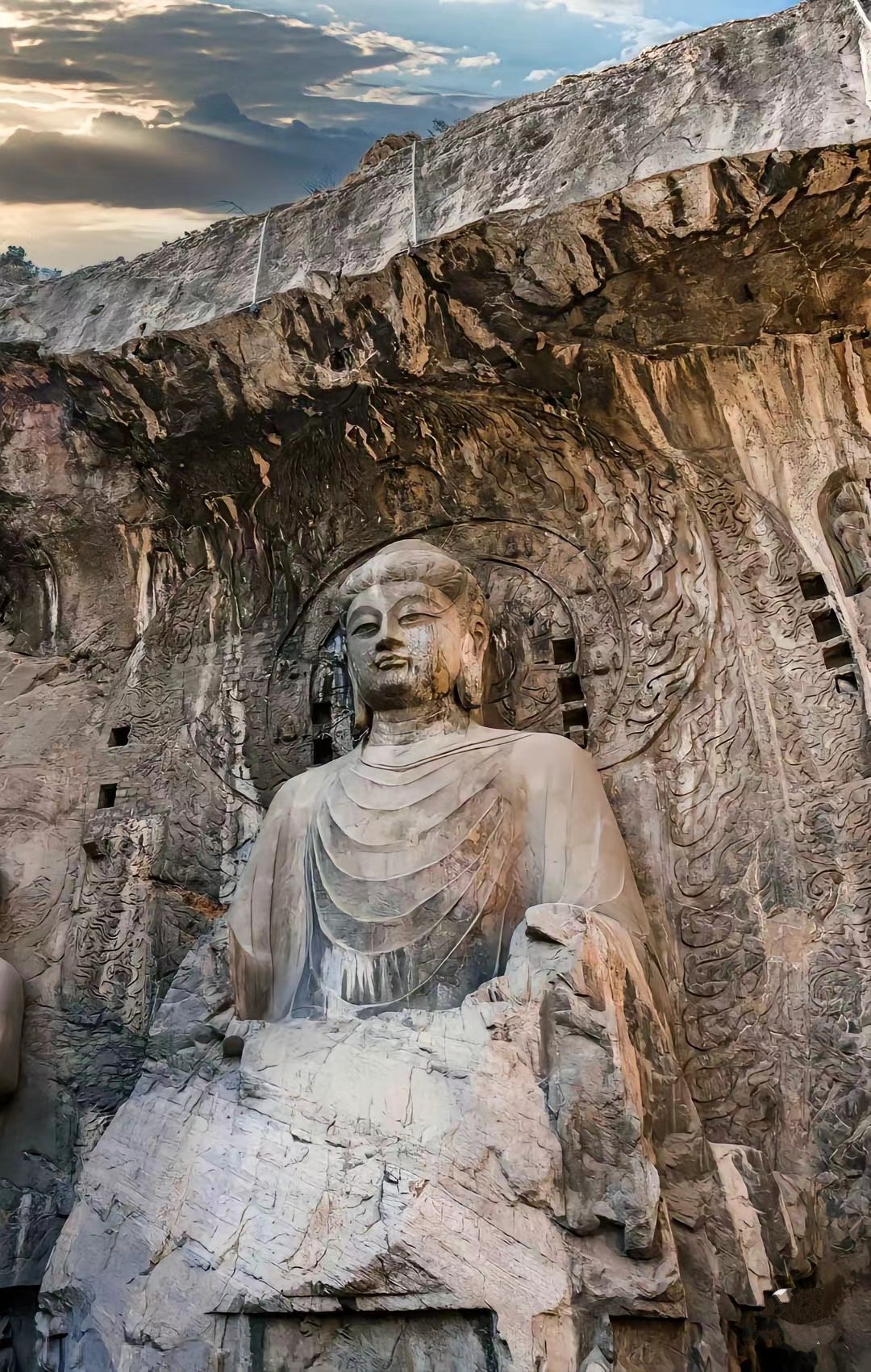 The Longmen Grottoes in Luoyang, which has a history of more than 1,500 ...