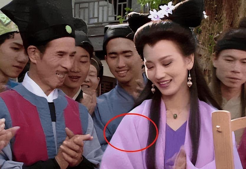 The hilarious goof shots in "The Legend of White Snake", the last one ...