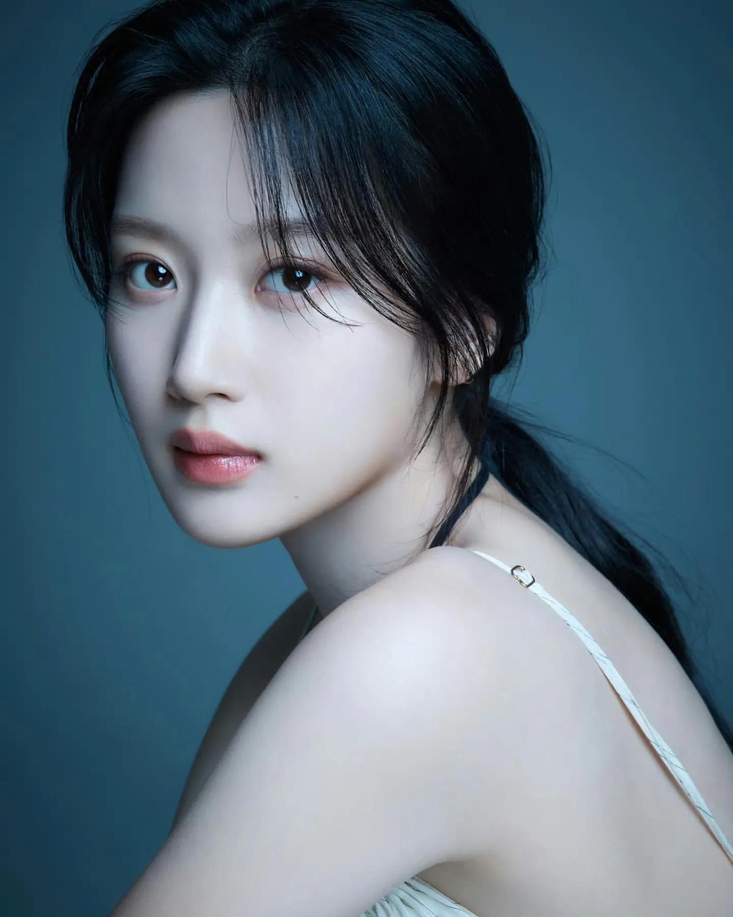 Wen Jiaying -Goddess Descends - iNEWS