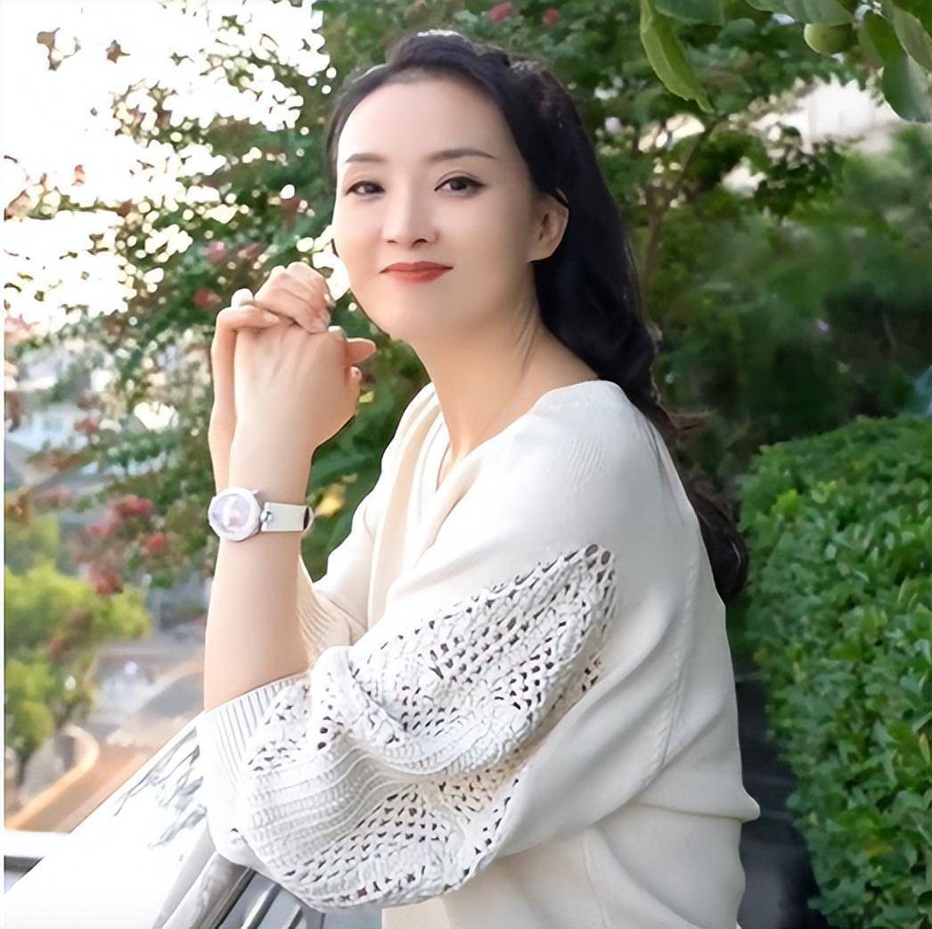 A recent photo of 48-year-old Wang Yan was exposed, with thousands of sweaters and millions of ...