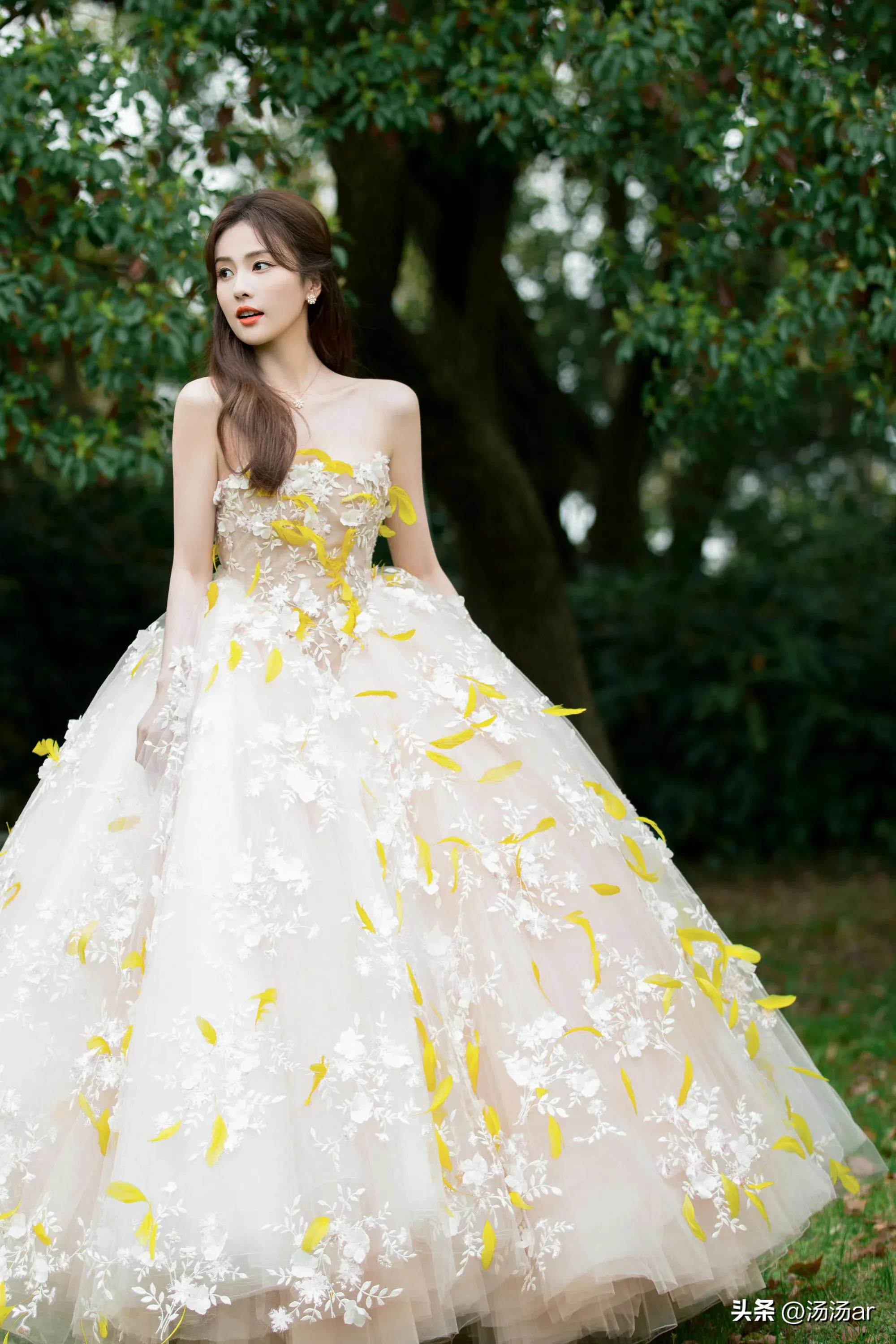 Is Bai Lu the only artist who currently wears three sets of couture on ...