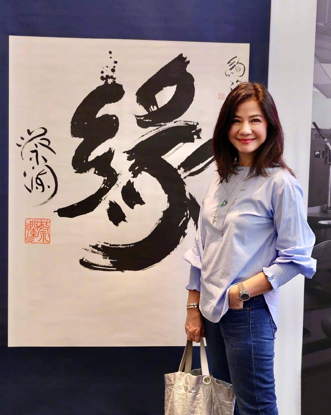 Zhong Chuhong: Let the years rush, and have a variety of styles - iNEWS