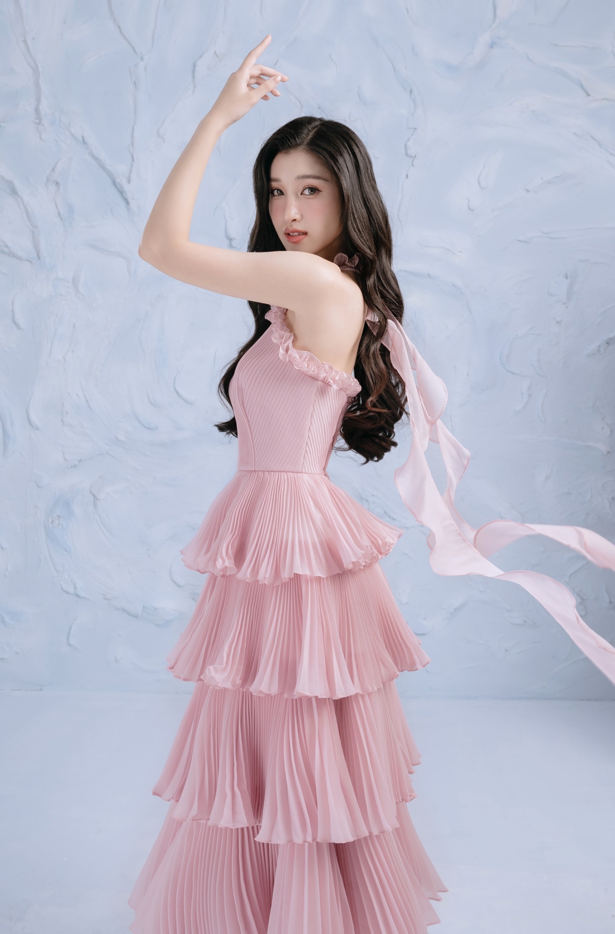 Tuong San accentuated her collarbones and slim figure in an ...