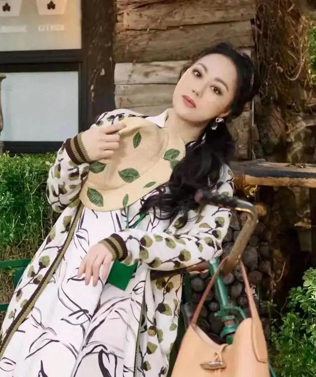 Zhang Xiaohui is 59 years old. The older she gets, the more charming ...