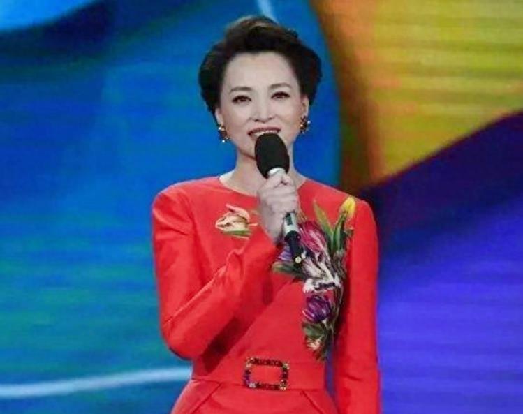 Dong Qing, 49, has changed a lot and her hair is thinning. - iMedia