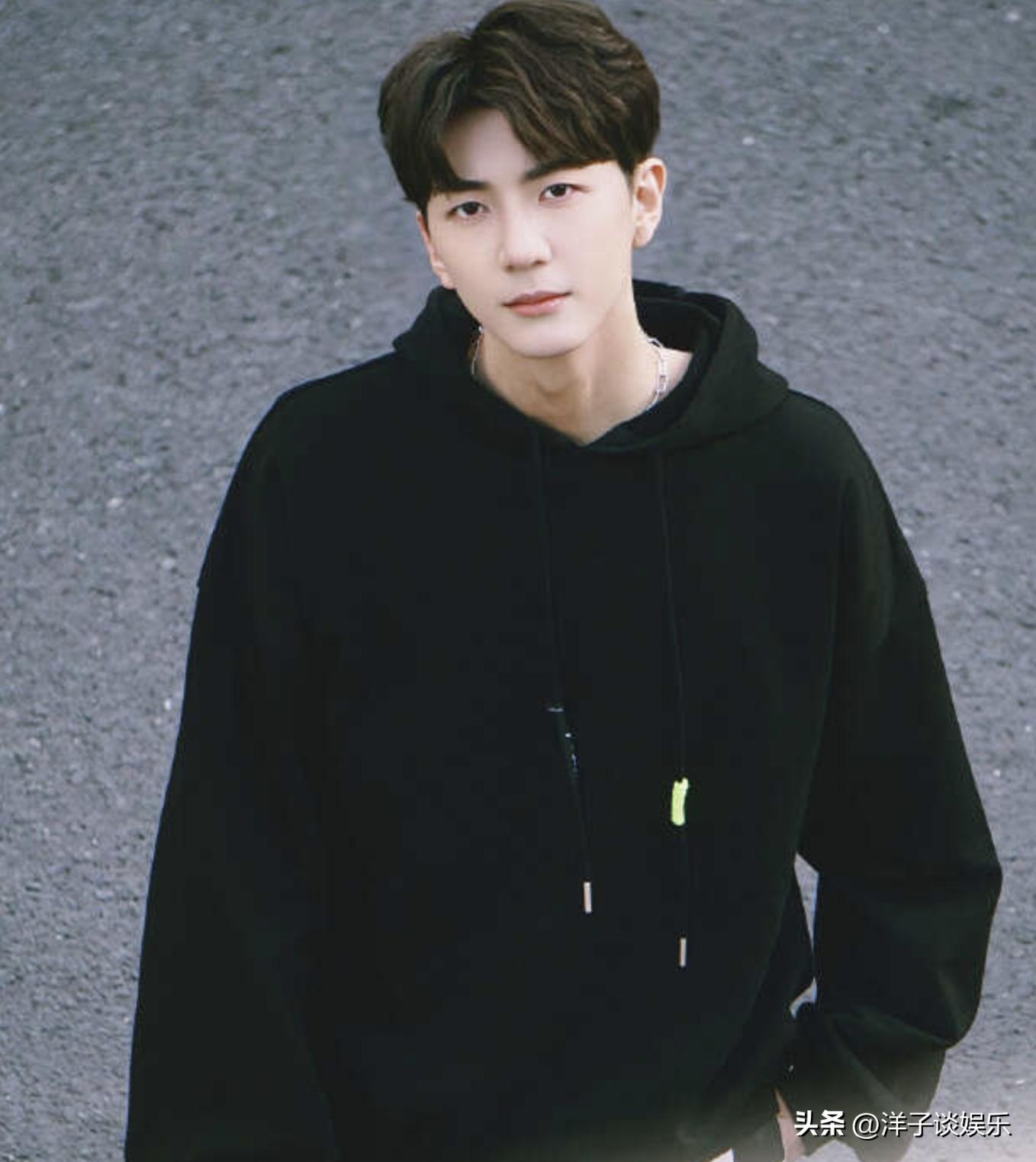 A recent photo of Hung Xin's son Zhang Haolian was exposed, with a tall ...