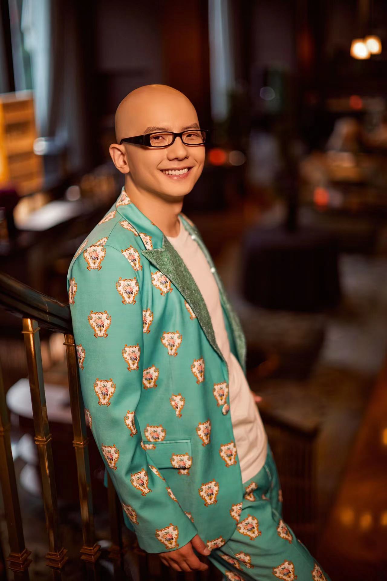 Ping An's green printed suit with iconic smile is warm and elegant - iNEWS