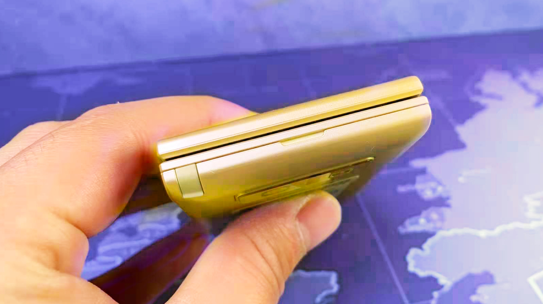 With its own antenna to watch TV, this second-hand Sharp slider phone ...