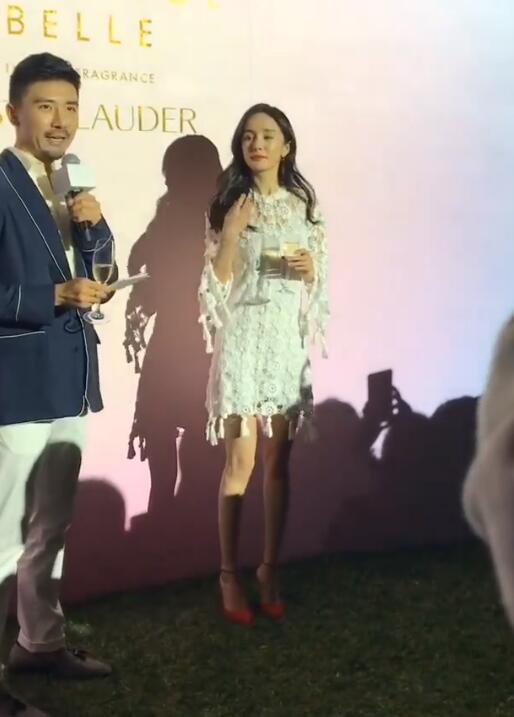Yang Mi's picture is thin again, her legs are really thin, and the girl ...