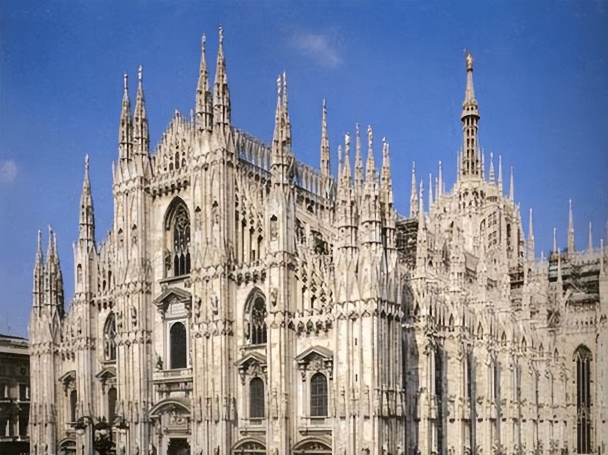What are the artistic expressions of medieval Gothic architecture? - iNEWS