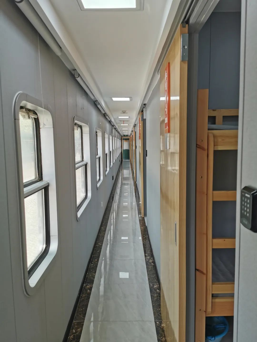 More than 200 people can stay!Come to the "Train Camp" to check in! - iNEWS