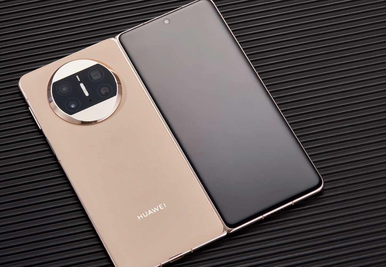 Huawei Mate X3, between opening and closing, the original intention is ...