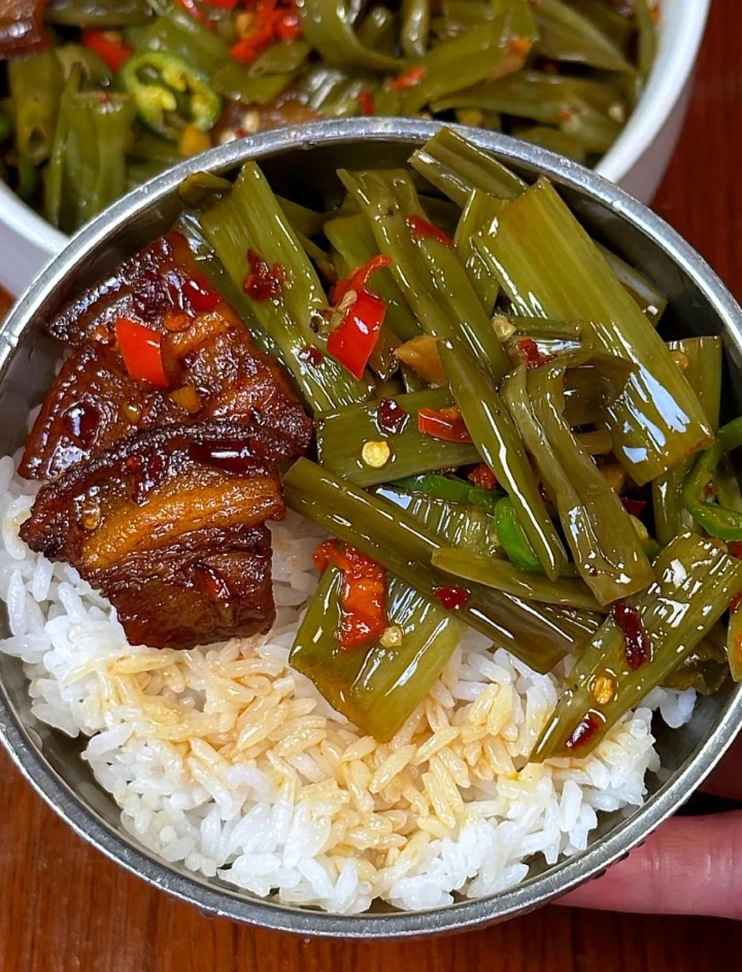 Simple and easy to make delicious fried pork with sour tong choy stalks ...
