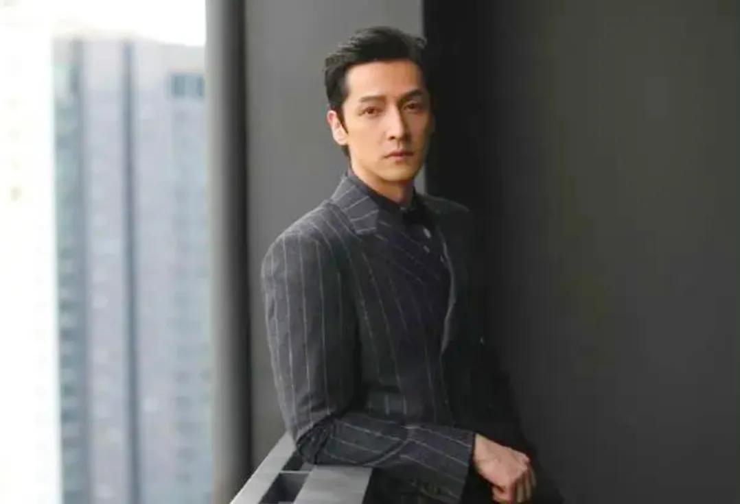 Hu Ge officially announced his marriage, and Xue Jianing was issued a ...