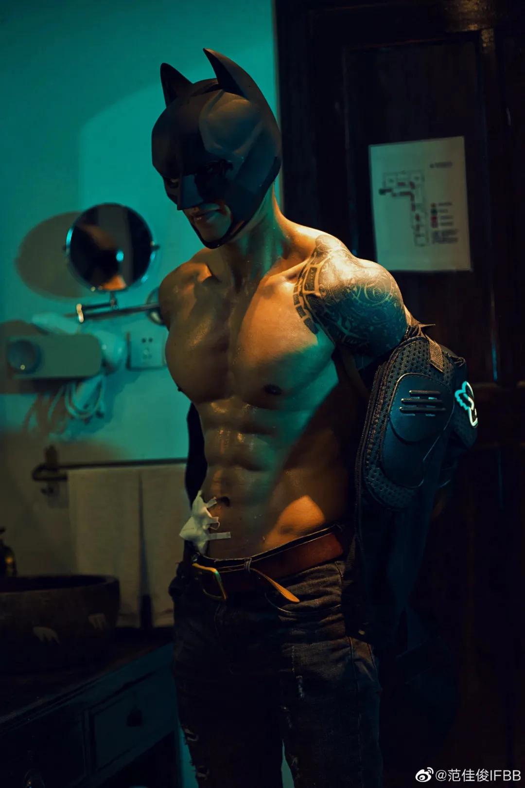 Domestic "Muscle Batman" attracts onlookers, netizens: I really want to ...