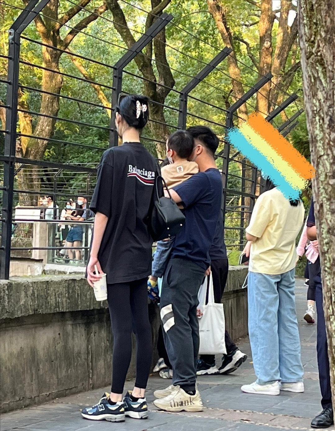 Xi Mengyao and He Youjun are in the same frame, and their son is ...