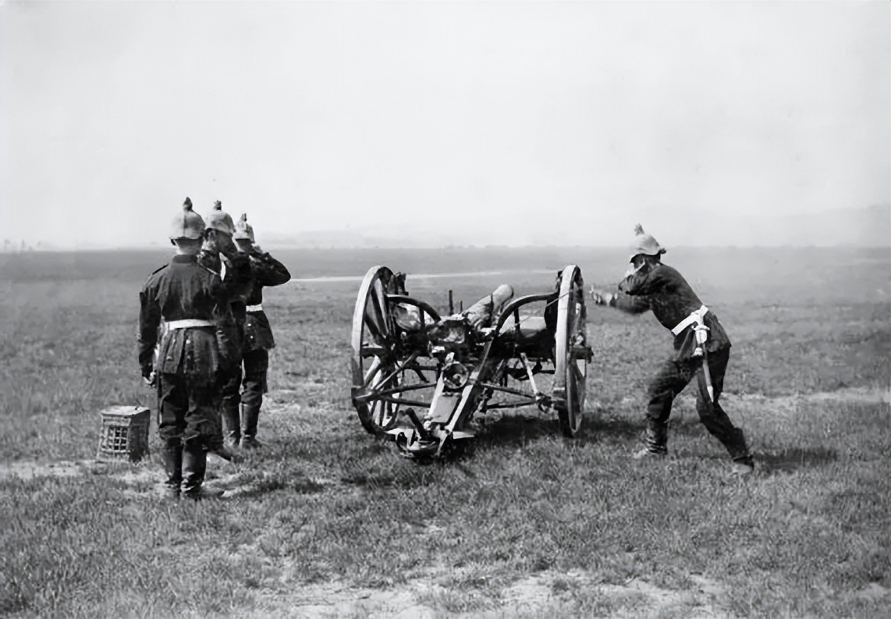 At the beginning of the 20th century, two types of field guns produced ...