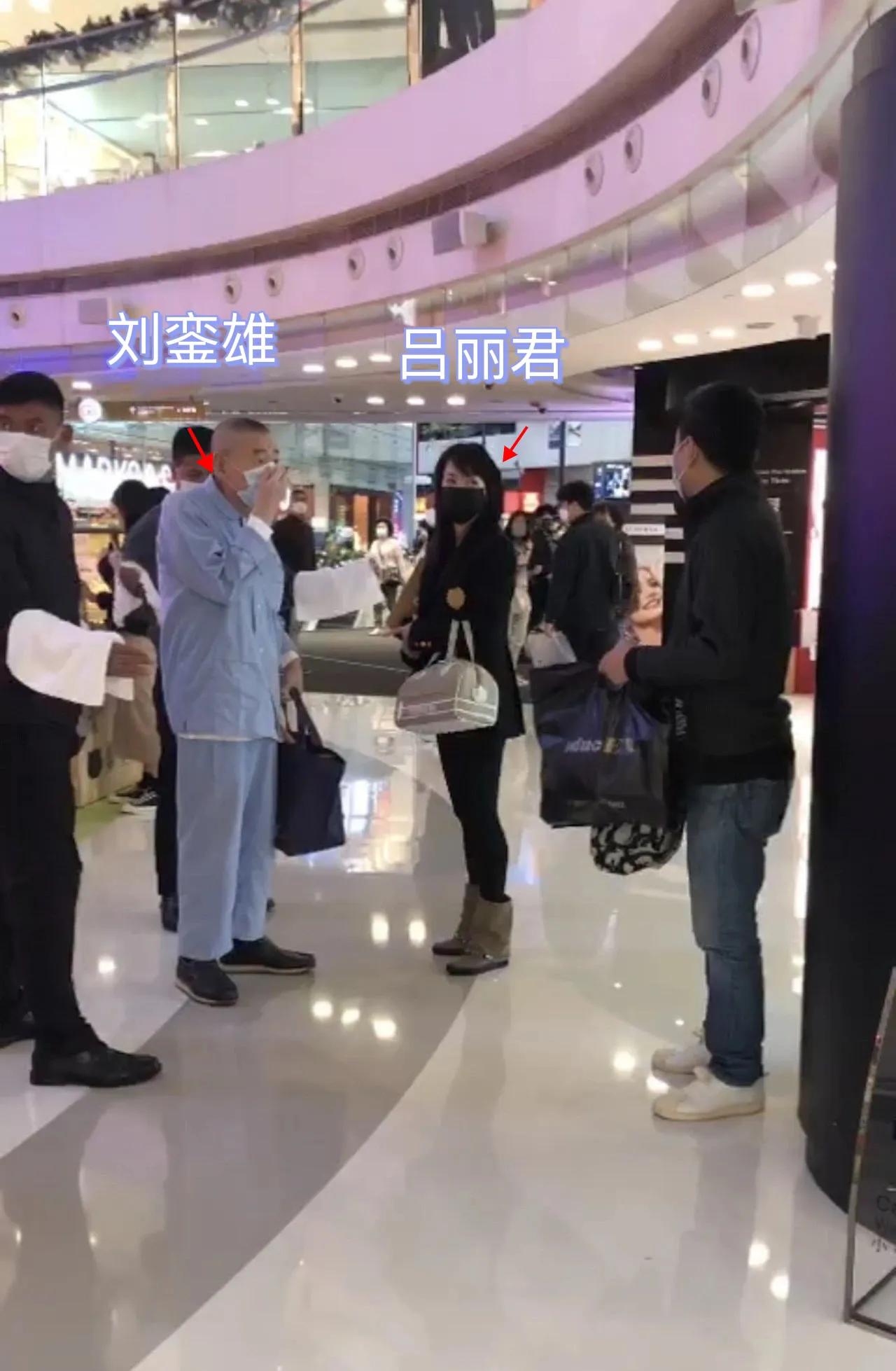 Liu Luanxiong went shopping with his old love Lu Lijun for the first ...