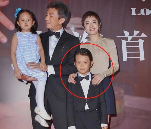 Sun Li's son was photographed playing basketball. He is 12 years old ...