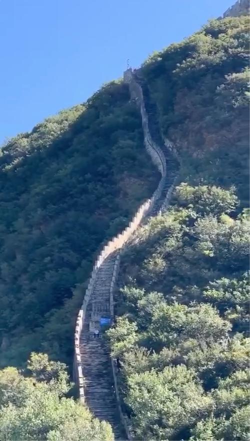What is the end of the Great Wall like? Next to it is a cliff as high ...