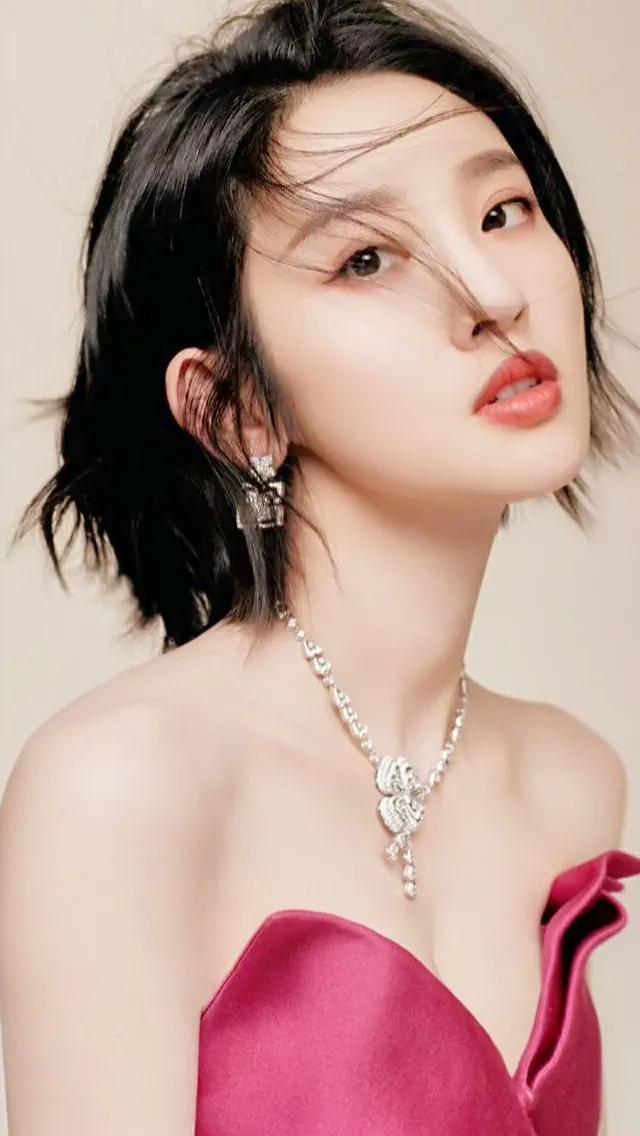 Tang Yixin: The face bestowed by God - iNEWS