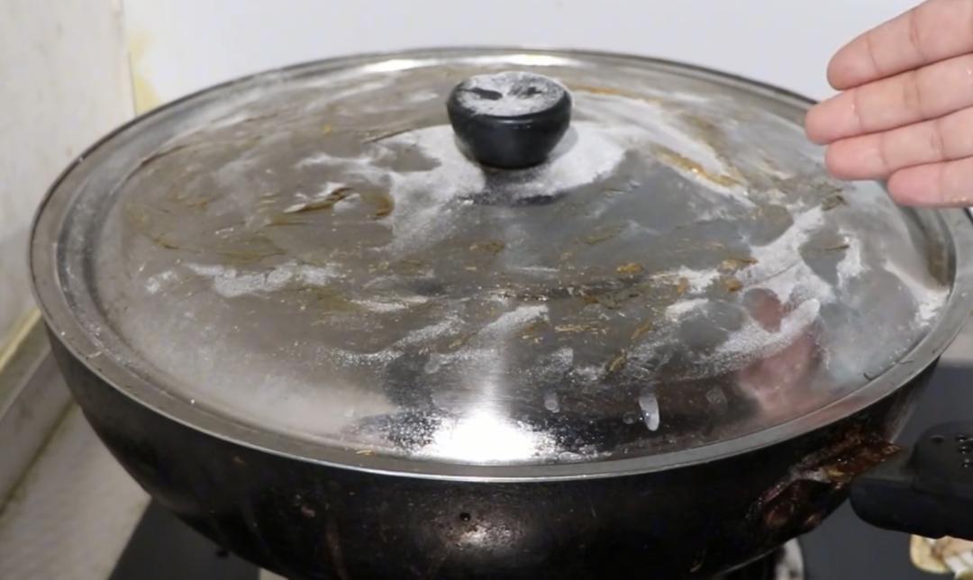It's really amazing that the lid of the pot is upside down on the pot ...