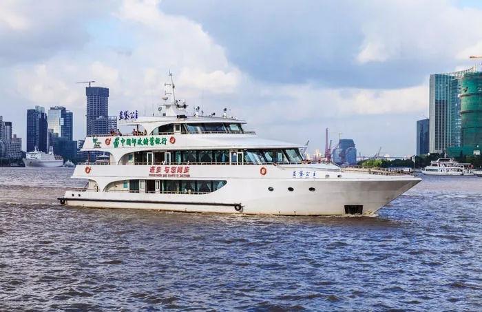 The ferry in Shanghai, 2 yuan to swim the Huangpu River, take everyone ...