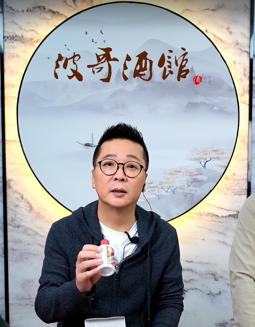 Li Chunbo: Veteran singer turned anchor, following Xie Mengwei and Pan ...